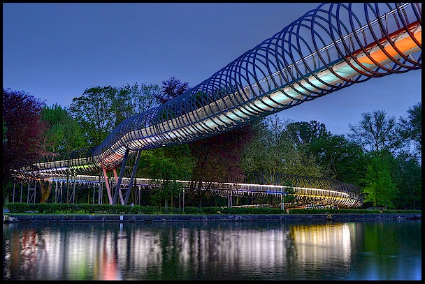 Begeh- und behüpfbares Kunstwerk über dem Rhein-Herne-Kanal: Slinky ...